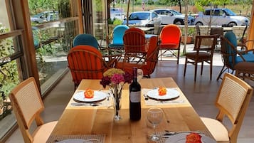 Pequenos-almoços e jantares servidos, incluindo cozinha grega