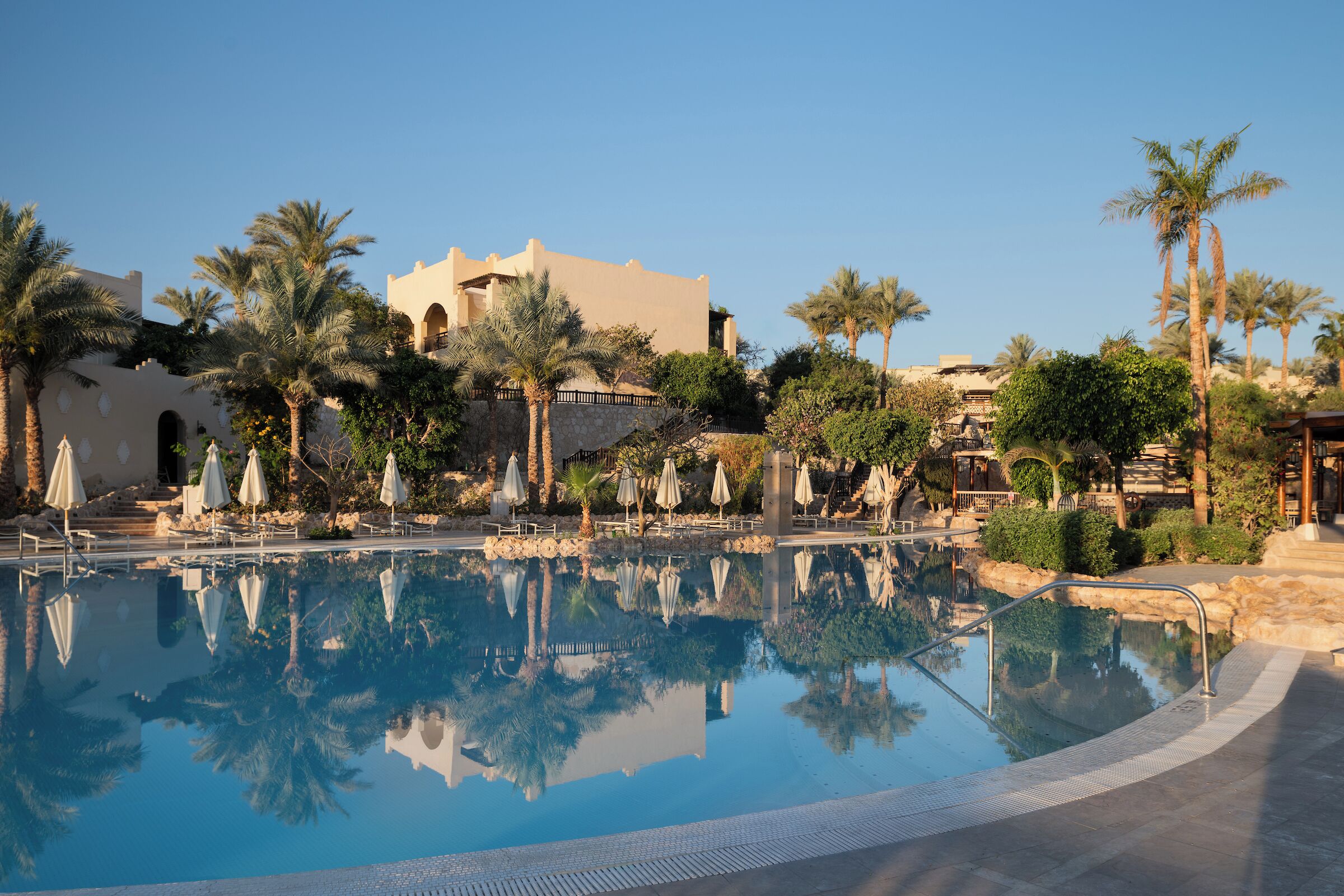 8 piscinas externas, guarda-sóis, espreguiçadeiras