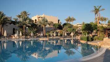 8 piscinas externas, guarda-sóis, espreguiçadeiras