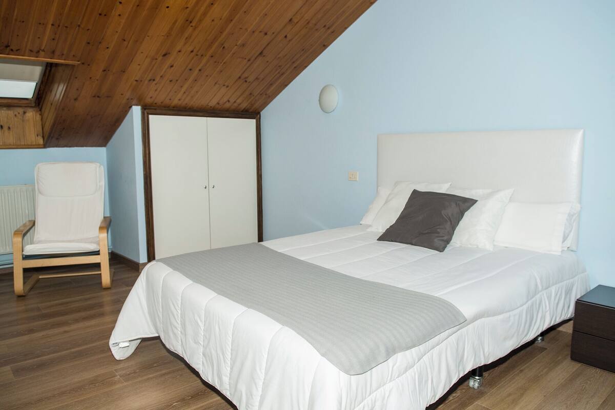 Quarto casal ou duplo | Escrivaninha, berços grátis, Wi-Fi de cortesia, roupa de cama