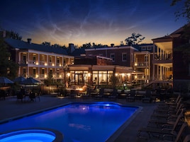 Piscina exterior, espreguiçadeiras