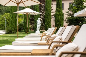 Piscina externa, guarda-sóis, espreguiçadeiras