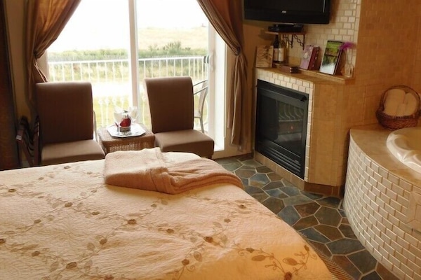Quarto luxo, 1 cama Queen, banheira de hidromassagem, vista para a praia | 1 quarto, roupas de cama premium, ferros/tábuas de passar roupa