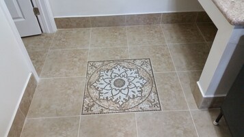 Quarto Deluxe, 1 cama king-size | Casa de banho | Uma combinação polibã/banheira, um secador de cabelo