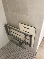Quarto Individual Básico, acessível | Roupa de alta qualidade, camas de colchão viscoelástico, Wi-fi grátis