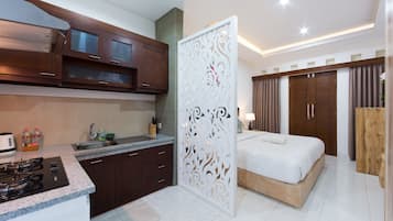 Suite-Estúdio Design, 1 quarto | Kitchenette privada | Um frigorífico, uma chaleira elétrica, utensílios de cozinha