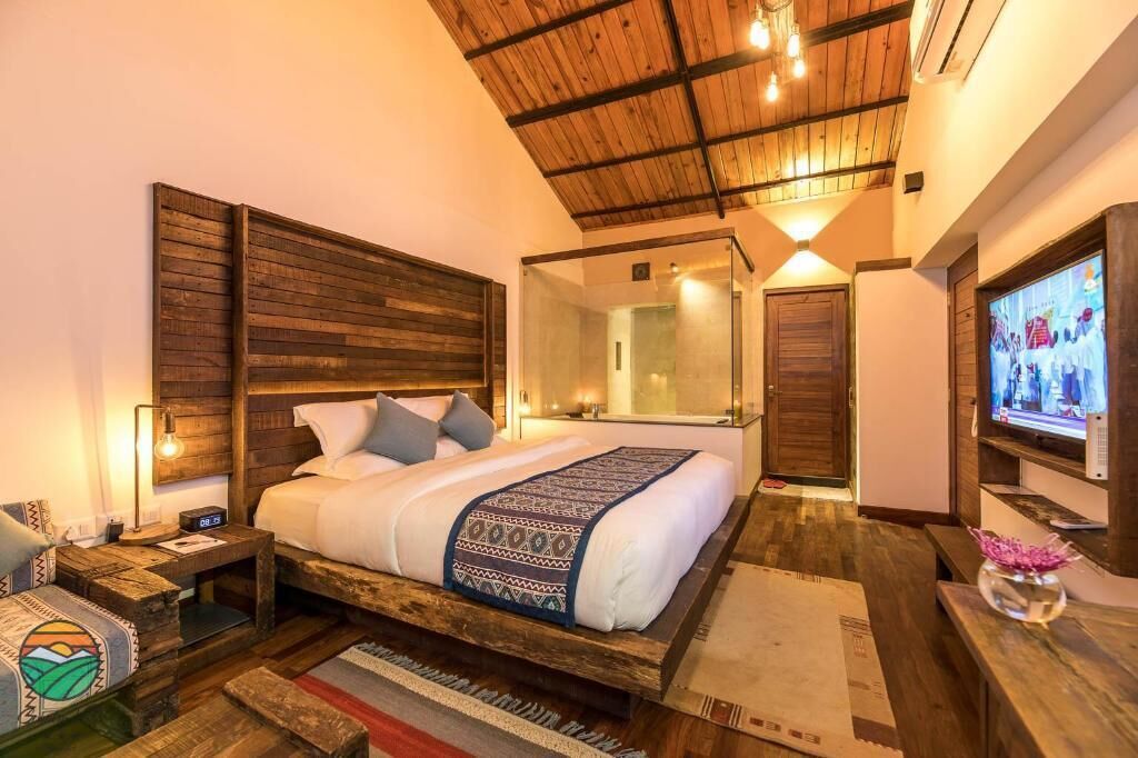 Roupas de cama premium, frigobar, cofres nos quartos