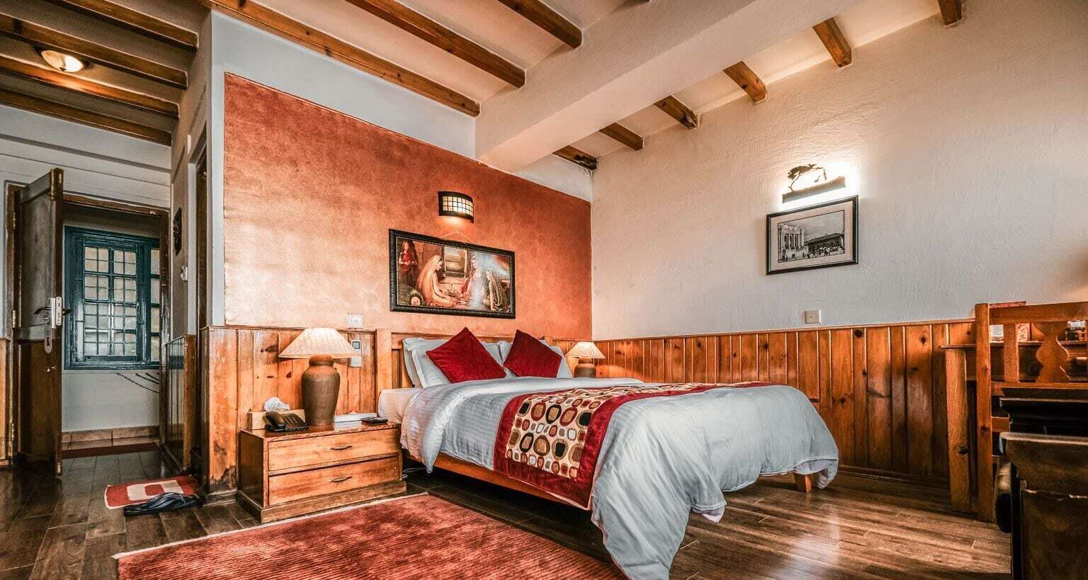 Roupas de cama premium, frigobar, cofres nos quartos