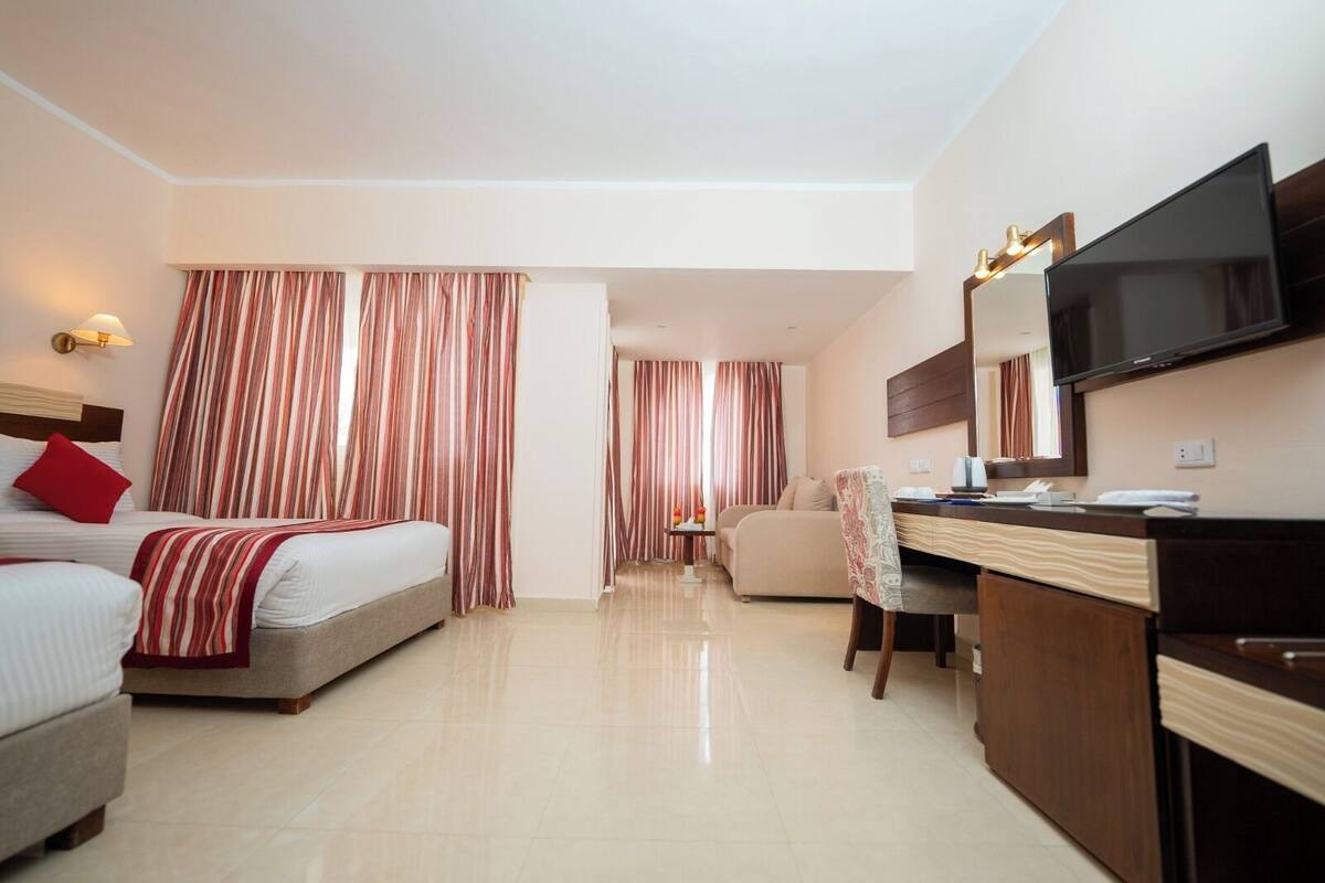 Minibar, cofre no quarto, roupa de cama fornecida 