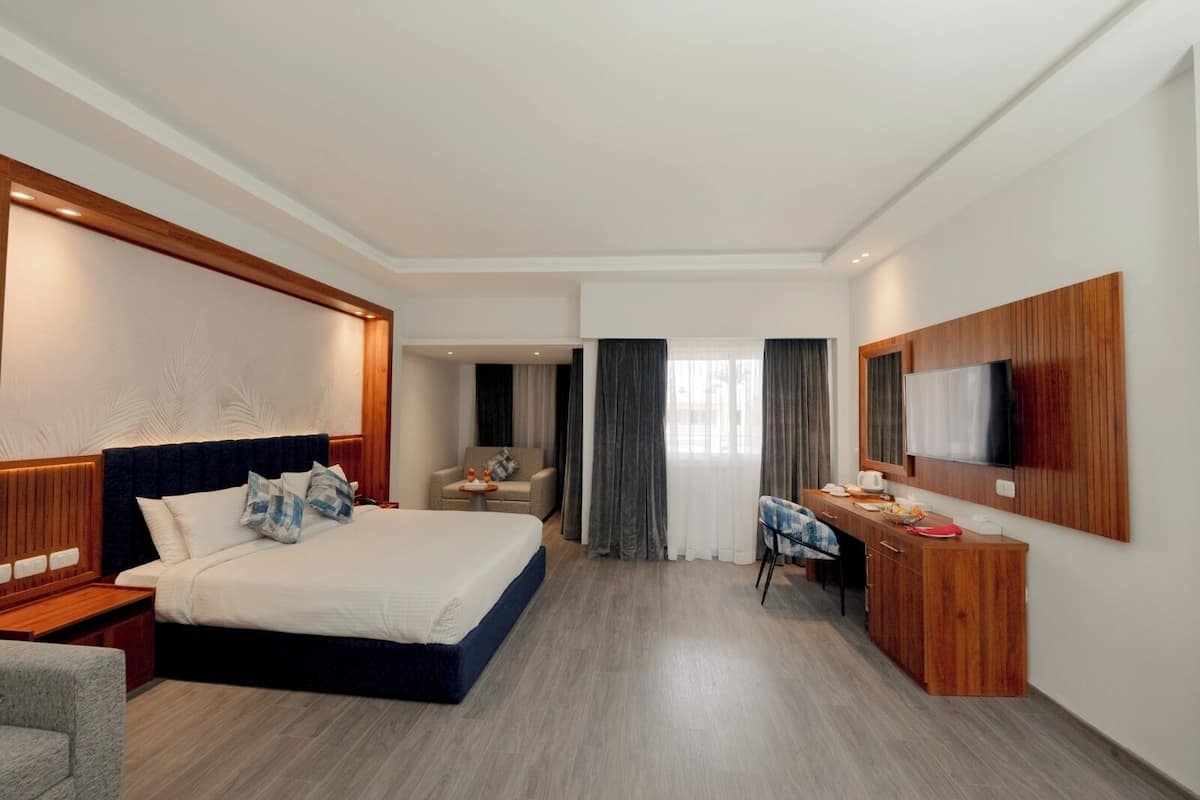 Minibar, cofre no quarto, roupa de cama fornecida 
