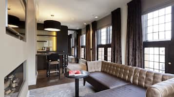 Suite Júnior (Lange Voorhout) | Sala de estar | TV de ecrã plano, lareira
