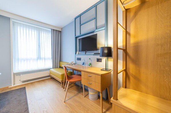 Quarto Comfort, 1 cama individual | Secretária, Wi-fi grátis, roupa de cama fornecida 