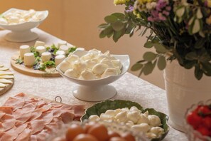 Café da manhã com buffet grátis todos os dias