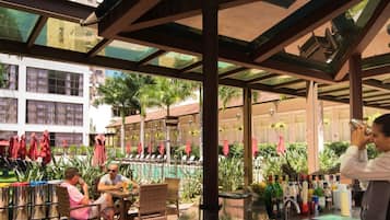 Bar junto à piscina