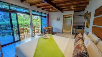 Cabana superluxo, 1 cama Queen, banheira de imersão, vista para a montanha | Cofres nos quartos, escrivaninha, Wi-Fi de cortesia, roupa de cama