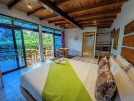 Cabana superluxo, 1 cama Queen, banheira de imersão, vista para a montanha | Cofres nos quartos, escrivaninha, Wi-Fi de cortesia, roupa de cama