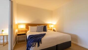 2 Bedroom, 1 Queen Bed, Non Smoking | Cortinas/cortinados opacos, ferro/tábua de engomar