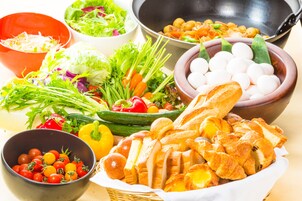 Diversos alimentos, incluindo vegetais, ovos e pão.