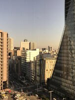 Paisagem urbana com edifícios modernos, incluindo uma estrutura triangular marcante.
