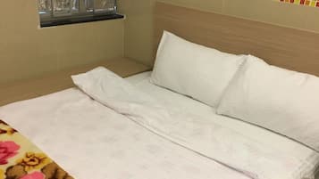Quarto casal (min 15 nights) | Wi-Fi de cortesia, roupa de cama