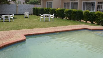 Piscina externa, espreguiçadeiras