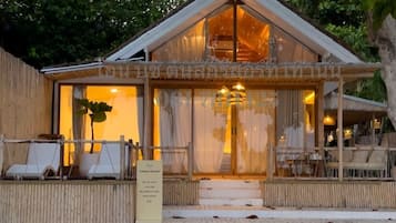 Beachfront Deluxe Bungalow | Sala de estar | Televisor de ecrã plano de 30 polegadas com canais via satélite