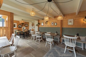 Serviço de café da manhã, culinária local, restaurante ao ar livre