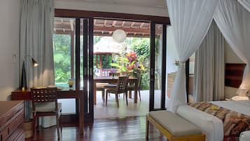 Deluxe Two Bedroom Greenery View Villa With Private Pool | Refeições no quarto