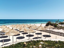 Praia particular nas proximidades, areia branca, espreguiçadeiras 