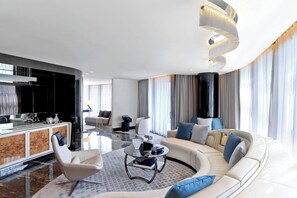 Suite, 1 quarto, varanda | Roupa de alta qualidade, edredões de penas 