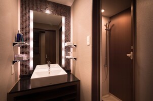 Quarto Twin, não fumadores (A Type) | Casa de banho | Artigos de higiene pessoal grátis, um secador de cabelo, chinelos 