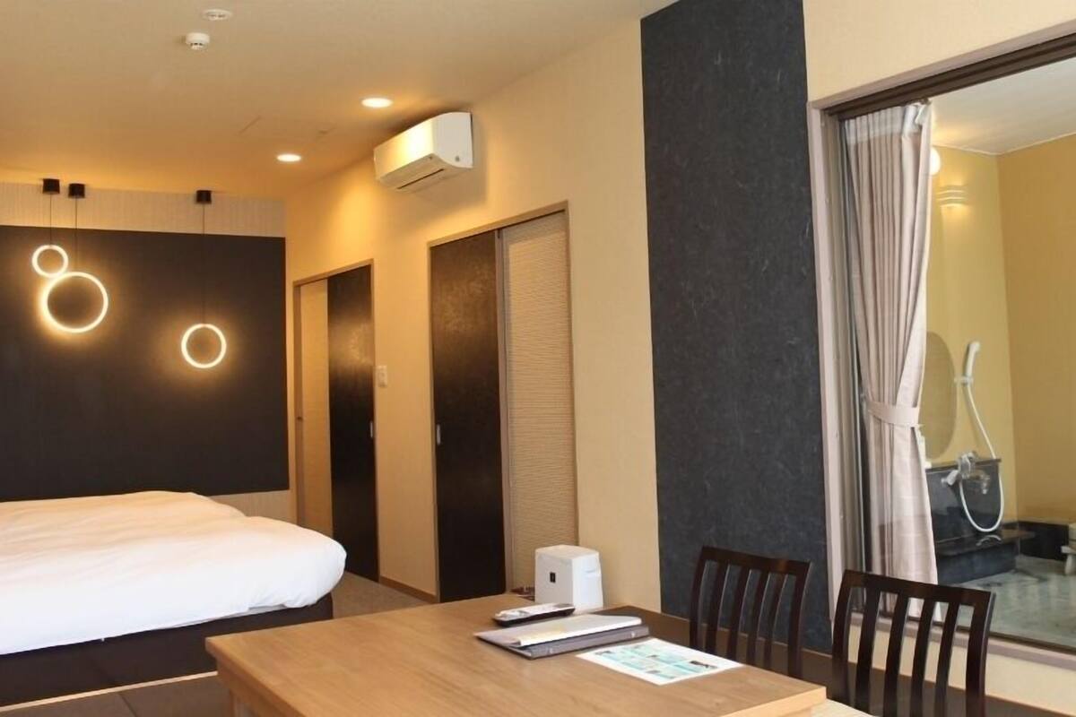 Escrivaninha, cortinas blackout, quartos à prova de som