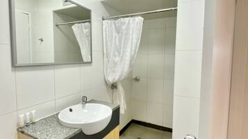 Quarto standard, 1 cama Queen, para não fumantes | Banheiro | Chuveiro, produtos de toalete grátis, toalhas de banho