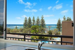 2 Bedroom Ocean View  | Vista do quarto