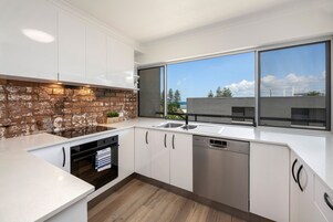 Apartamento, 2 quartos, vista parcial para o oceano | Cozinha privada | Um frigorífico/congelador grande, um forno, uma placa de cozinha