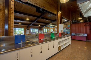 Um frigorífico no espaço comum, um micro-ondas no espaço comum 