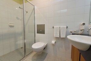 Quarto Standard, não fumadores (Double Room) | Casa de banho | Um polibã, artigos de higiene pessoal grátis, um secador de cabelo