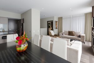 Apartamento, 5 quartos | Refeições no quarto