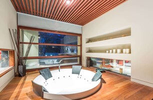 Um secador de cabelo, toalhas fornecidas, sabão, champô 