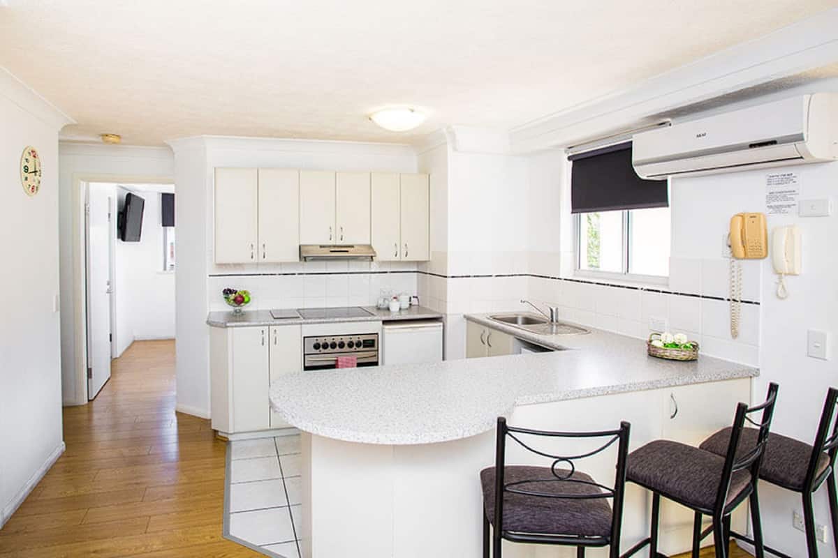 Apartamento Standard, 1 quarto (Garden View) | Cozinha privada | Um frigorífico, um micro-ondas, um forno, uma placa de cozinha