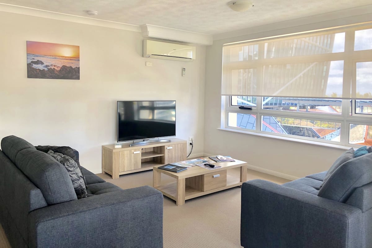 Apartamento Standard, 2 quartos (Ocean View) | Sala | Televisor de ecrã plano de 50 polegadas com canais por cabo, Smart TV