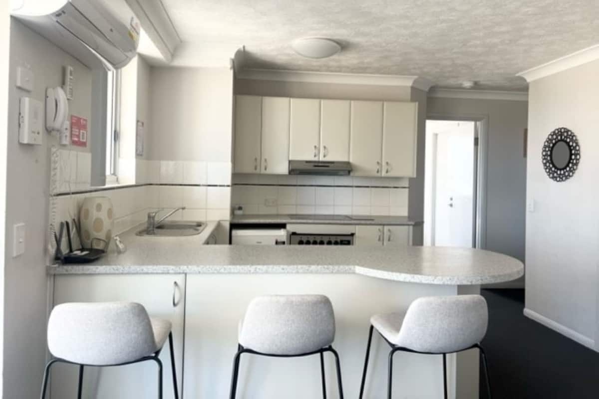 Quarto Standard, 1 quarto, vista parcial para o oceano | Cozinha privada | Um frigorífico, um micro-ondas, um forno, uma placa de cozinha