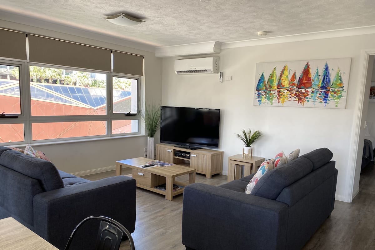Apartamento Superior, 2 quartos, vista para o oceano | Sala de estar | Televisor de ecrã plano de 50 polegadas com canais por cabo, Smart TV