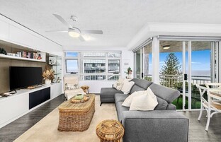 Cobertura luxo, vista para o oceano | Área de estar | TV de tela plana 50 polegadas com canais a cabo, smart TV, Netflix