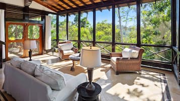 Casa na Árvore de Luxo, 1 cama king-size, vista para o vale | Sala
