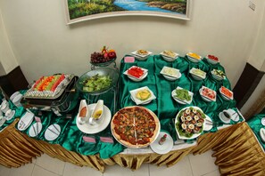 Café da manhã com buffet grátis todos os dias