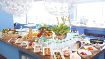 Buffet com diversas opções de comida e bebida.