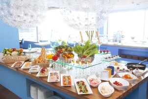 Buffet com diversas opções de comida e bebida.