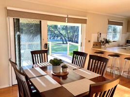 2 Bedroom Deluxe River View 17 | Refeições no quarto