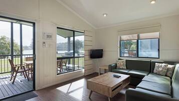 Vila luxo, 2 quartos (Waterfront Cabin - Sleeps 6) | Área de estar | TV